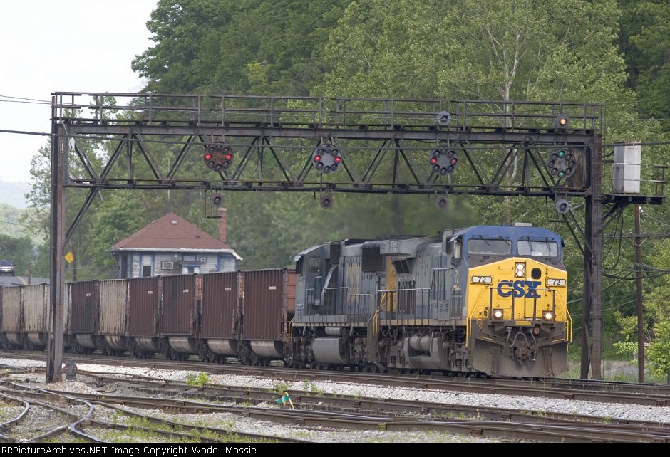 CSX 72 leading a train of empty coal cars